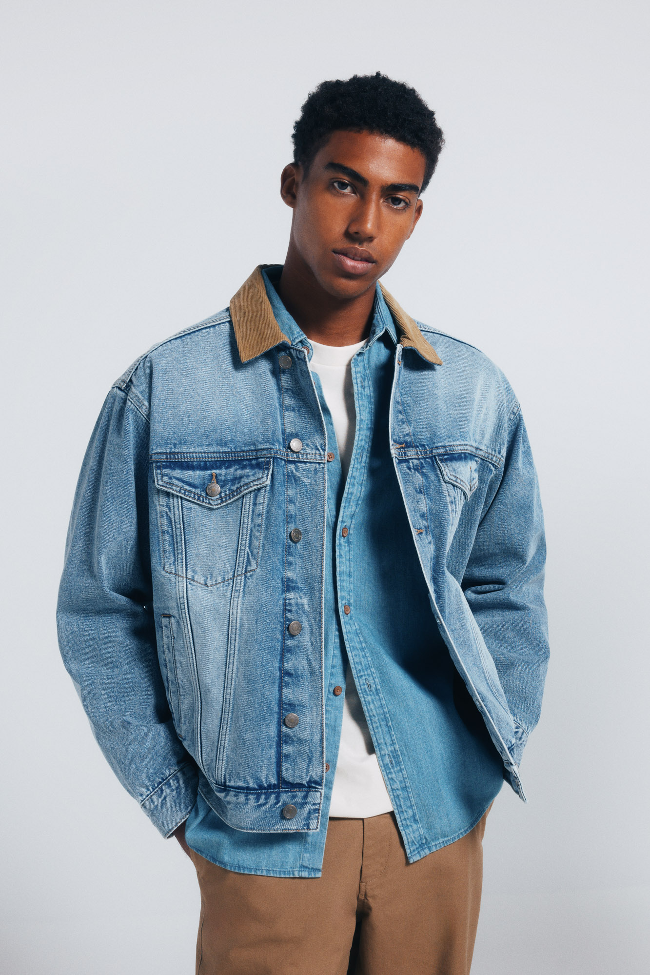 Chamarra denim oversize cuello contraste | Chamarras para hombre ...