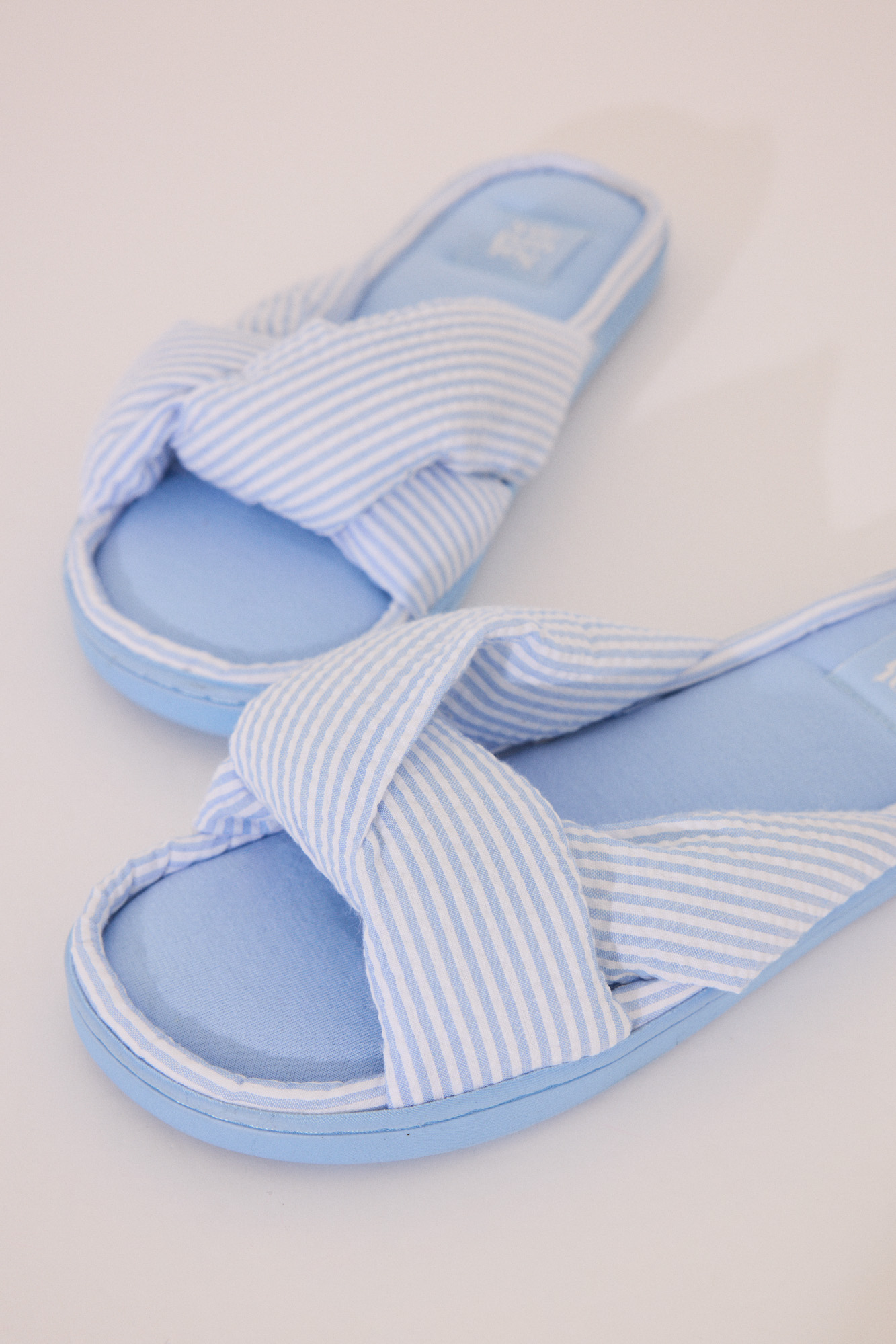Pantuflas para casa de seersucker azules | Pantuflas de mujer ...